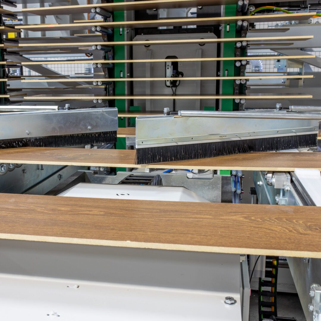 Laminated flooring flows via intelligent carrousel-machine. - Avercon